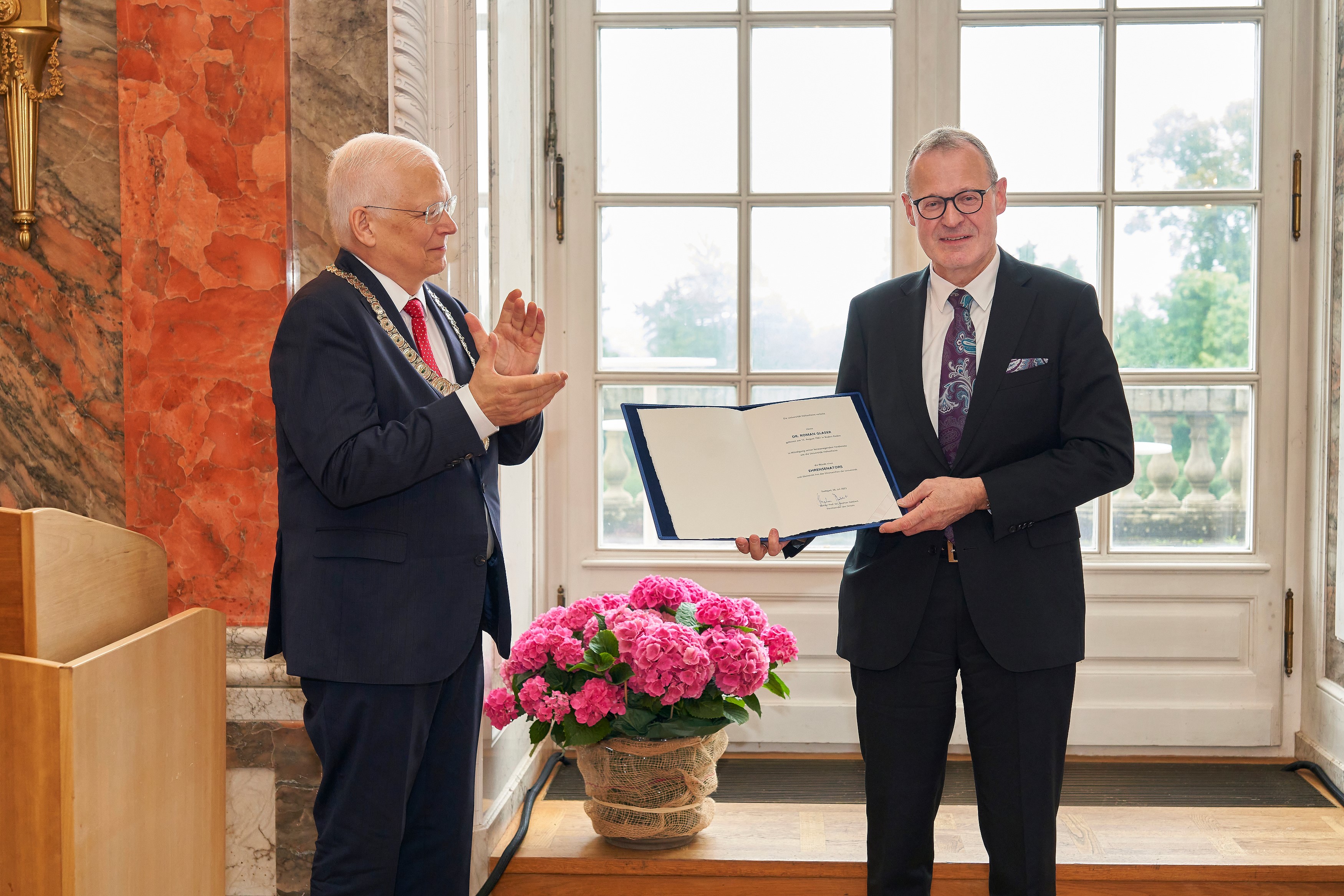 Höchste Auszeichnung: Dr. Roman Glaser wird Ehrensenator der Uni ...